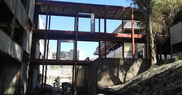 Librino e le due scuole depredate e ridotte in ruderi pericolosi - Foto ...