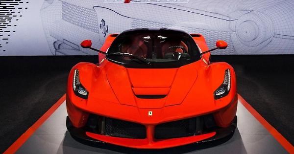 Ecco la prima Ferrari elettrica: supera i 300 km/h e ha un'autonomia di ...