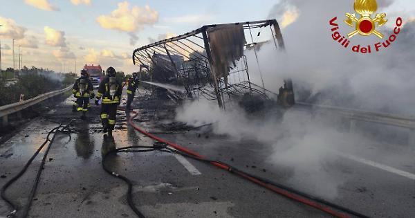 Un altro camion in fiamme sulla Palermo-Catania, autostrada chiusa per ...