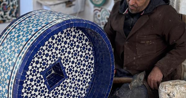 Colori, mani e la magia delle ceramiche: c’è un angolo di Sicilia che ...