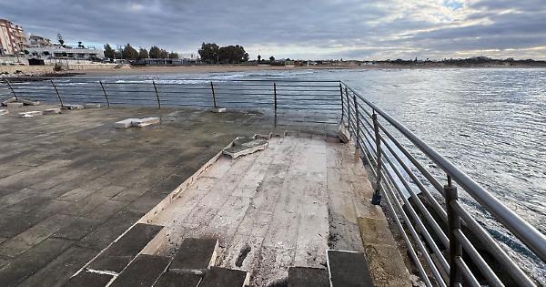 Molo distrutto dalle mareggiate a Marina di Modica: a chi tocca ...