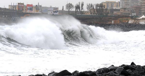 Sicilia sotto assedio del maltempo: allerta rossa sulla riviera Jonica ...