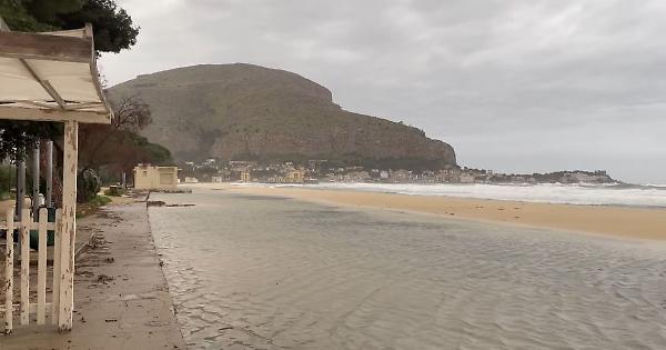 Ciclone Harry a Palermo, evacuazione a Mondello - La Sicilia