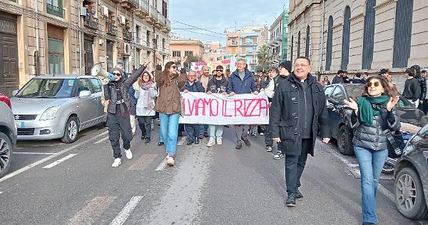"Il Rizza è casa nostra": studenti in piazza a Siracusa contro il ...
