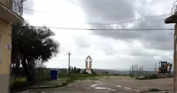 La Croce diventa simbolo di resistenza a Niscemi: droni mostrano che ...