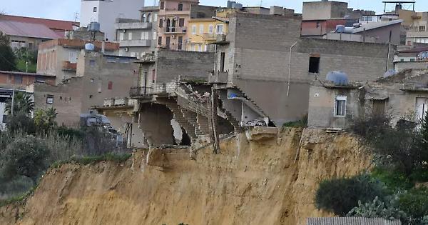 Niscemi a 120 giorni dalla frana: crolla un altro edificio, tutto ...