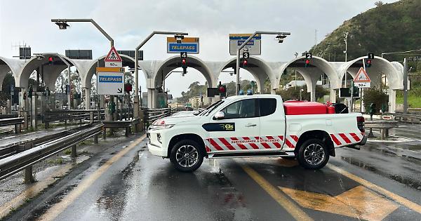 Fortissime raffiche di vento e pioggia, autostrada A18 tra Giarre e ...