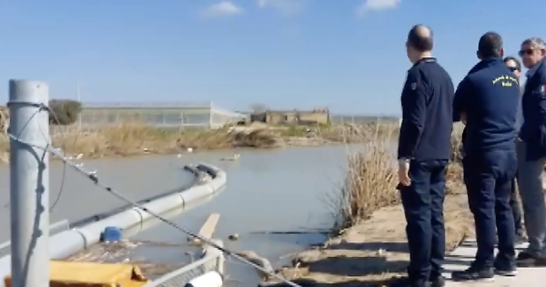 Acate, sul fiume Dirillo attiva la prima barriera mangia plastica in ...