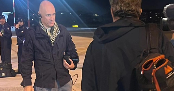 Andrea Romoli del Tg2 nella bufera per una spilla: per opposizioni ...
