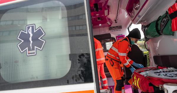 Schiacciato da un pallet di pannelli fotovoltaici: muore operaio 35enne ...