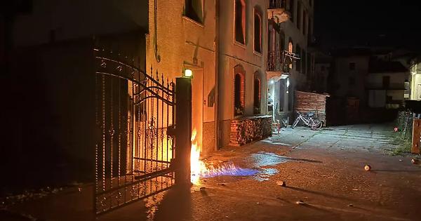 Attentato incendiario al cronista di Enego: minacce anche a Meloni e a ...