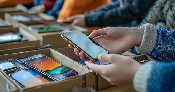 Tenta di accoltellare prof a scuola, indagini su chat e device: il ...