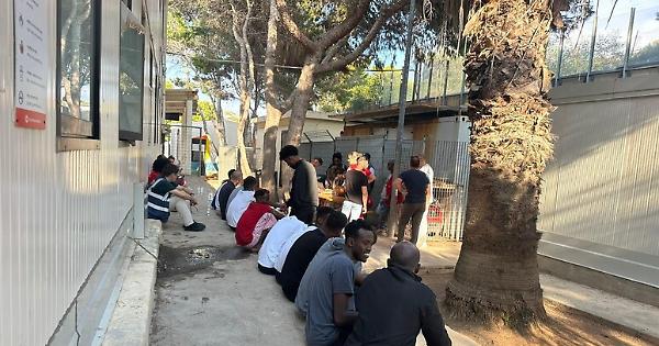 Migranti Lampedusa: oltre 180mila arrivi in tre anni nell'hotspot ...