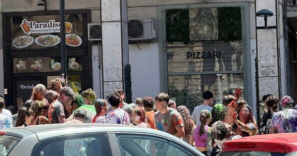 Vernice, spumante e caos: l'ultimo giorno di scuola a Catania finisce ...