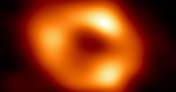 Così il buco nero supermassiccio "Sagittarius A" sta divorando la Via ...