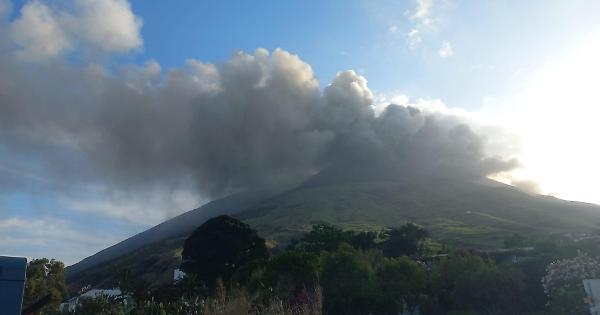 Stromboli, boato e densa colonna di fumo: cos'è l'esplosione “maggiore ...