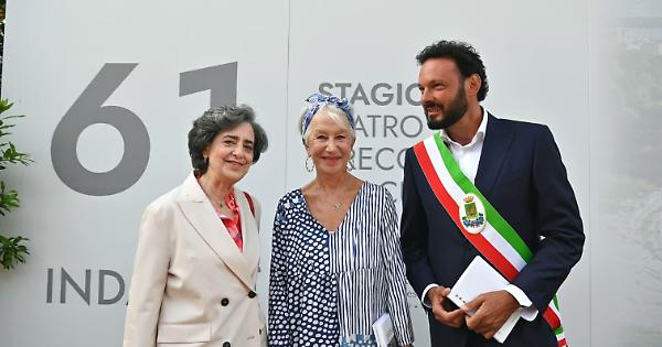 Helen Mirren al Teatro greco di Siracusa per il debutto de "I Persiani ...