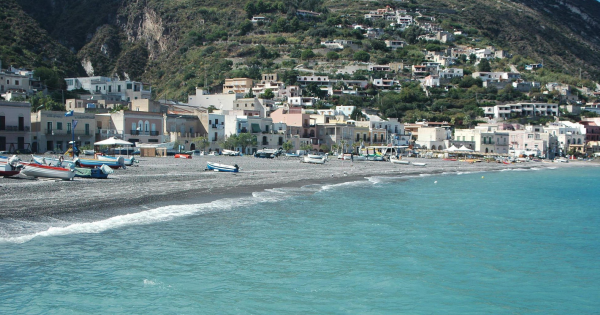Tragedia a Lipari: turista 59enne colto da malore muore in mare davanti ...