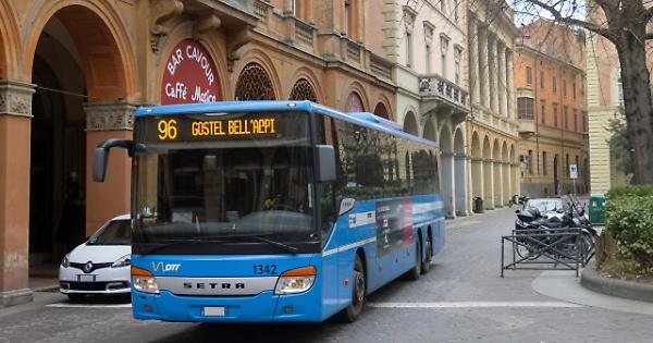 L'autobus si ferma troppo in là, lui stacca un orecchio all'autista ...