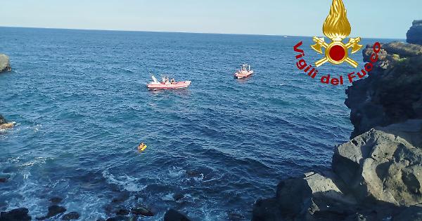 Paura sulle scogliere di Catania: turista ferita e salvata dalle ...