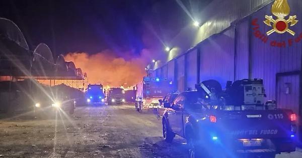 Incendio di rifiuti plastici a Marsala, ordinanza: area ridotta ma stop ...