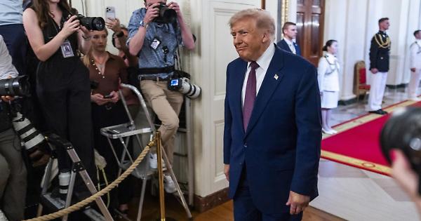 «Non ci sono limiti al mio potere», dice Donald Trump. Che in un libro ...