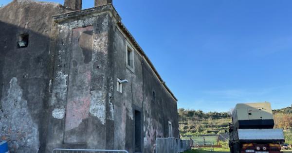 Rubato escavatore da un cantiere ad Aci Catena: la "banda delle ...