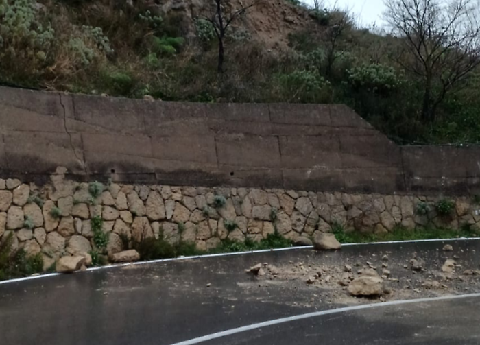 Paura a Enna per la caduta di massi sulla SP 51 "San Calogero": strada ...