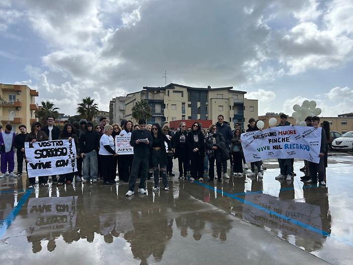Vite spezzate sull'asfalto: studenti e famiglie in piazza per dire ...